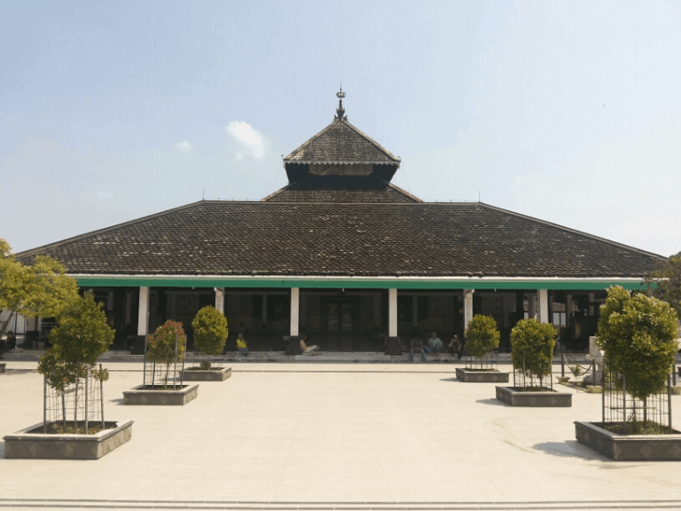 Kerajaan Demak: Sejarah, Silsilah, dan Peninggalannya (Lengkap) Kerajaan Demak: Sejarah, Silsilah, dan Peninggalannya (Lengkap)